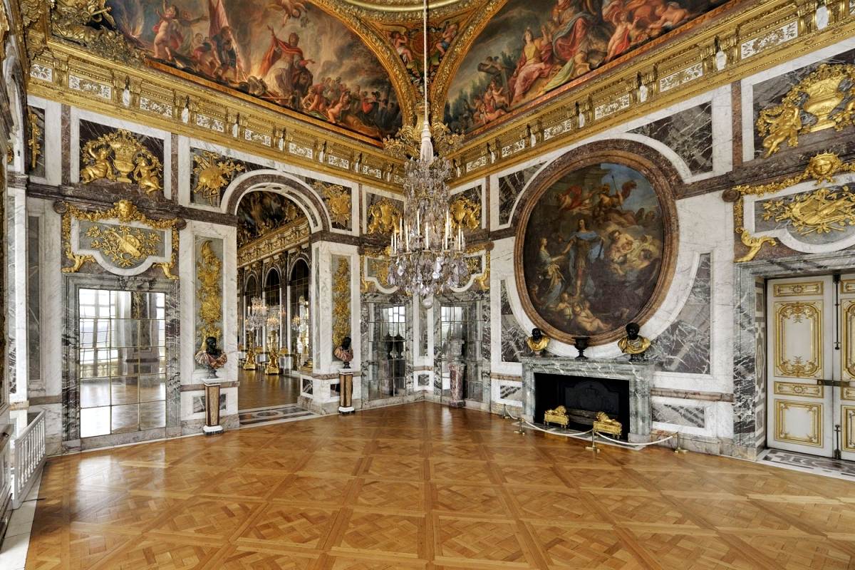 The Hall of Mirrors in Versailles Palace